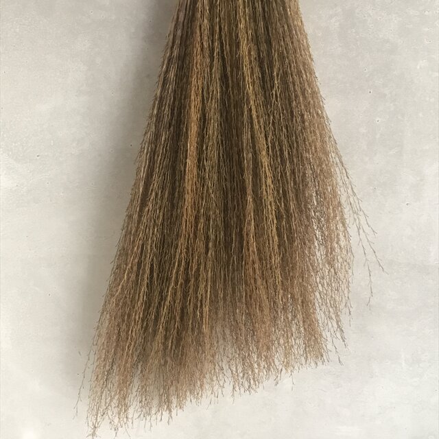 茅のホウキ 250529＃02 | iichi 日々の暮らしを心地よくするハンドメイドやアンティークのマーケットプレイス