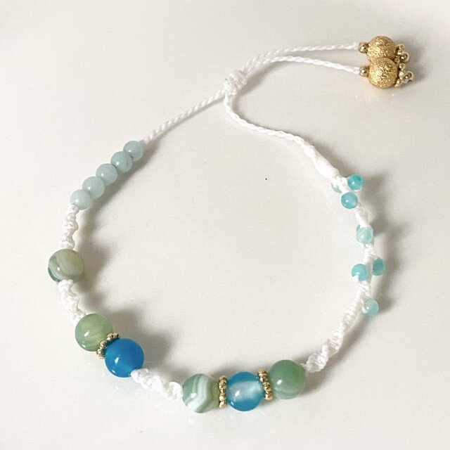 現品限り]yumri ⌘ macrame 天然石ビーズマクラメブレスレット[ブルー] | iichi 日々の暮らしを心地よくするハンドメイドやアンティークのマーケットプレイス