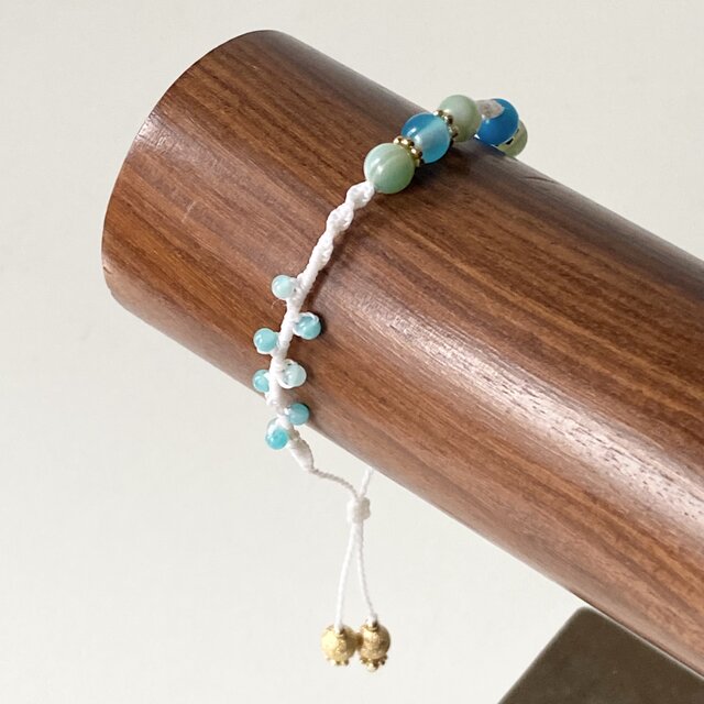 現品限り]yumri ⌘ macrame 天然石ビーズマクラメブレスレット[ブルー] | iichi 日々の暮らしを心地よくするハンドメイドやアンティークのマーケットプレイス
