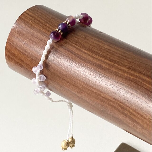 現品限り]yumri ⌘ macrame 天然石ビーズマクラメブレスレット[パープル] | iichi 日々の暮らしを心地よくするハンドメイドやアンティークのマーケットプレイス