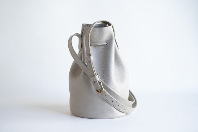 【新作】長財布が入る 巾着バッグ ワンショルダーバッグ レディース メンズ 本革 グレージュ 日本製 ma-04ss | iichi 日々の暮らしを心地よくするハンドメイドやアンティークの ...