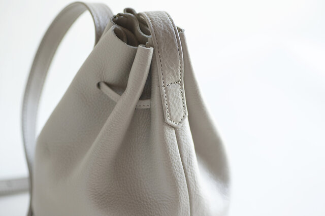 【新作】長財布が入る 巾着バッグ ワンショルダーバッグ レディース メンズ 本革 グレージュ 日本製 ma-04ss | iichi 日々の暮らしを心地よくするハンドメイドやアンティークの ...