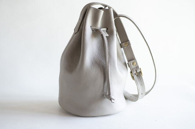 【新作】長財布が入る 巾着バッグ ワンショルダーバッグ レディース メンズ 本革 グレージュ 日本製 ma-04ss | iichi 日々の暮らしを心地よくするハンドメイドやアンティークの ...
