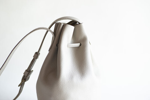 【新作】長財布が入る 巾着バッグ ワンショルダーバッグ レディース メンズ 本革 グレージュ 日本製 ma-04ss | iichi 日々の暮らしを心地よくするハンドメイドやアンティークの ...