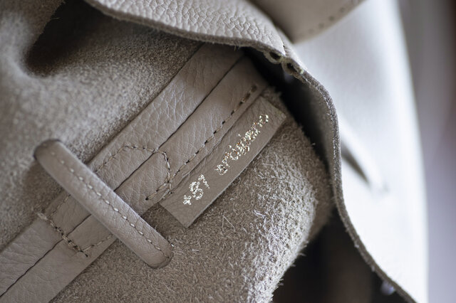 【新作】長財布が入る 巾着バッグ ワンショルダーバッグ レディース メンズ 本革 グレージュ 日本製 ma-04ss | iichi 日々の暮らしを心地よくするハンドメイドやアンティークの ...