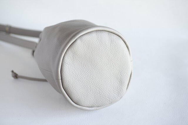 【新作】長財布が入る 巾着バッグ ワンショルダーバッグ レディース メンズ 本革 グレージュ 日本製 ma-04ss | iichi 日々の暮らしを心地よくするハンドメイドやアンティークの ...