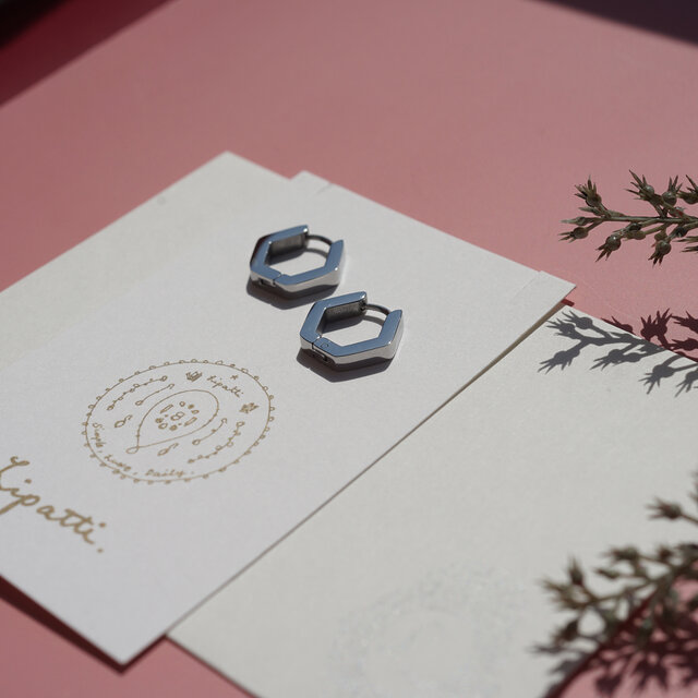 ハニカムピアス★サージカルステンレスのフープピアス ～Silver/Gold | iichi 日々の暮らしを心地よくするハンドメイドやアンティークのマーケットプレイス