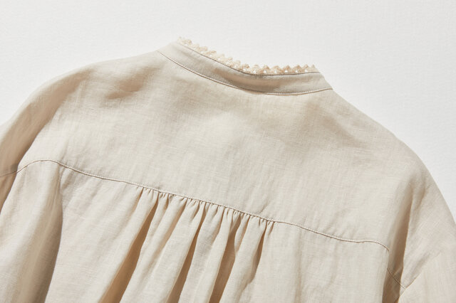 上品な着こなしに♪ リネン100% バンドカラーシャツ リネンブラウス 半袖シャツ ベージュ 250509-3 | iichi 日々の暮らしを心地よくするハンドメイドやアンティークのマーケットプレイス