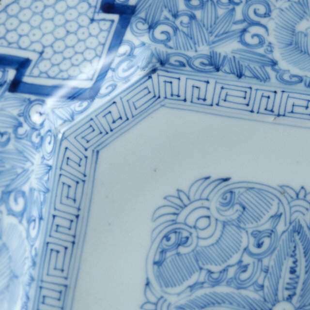 線描きで素敵 見込みにクルス花文。伊万里 花文線描き染付正方波縁大皿 骨董・antiques 江戸末期 i1 | iichi 日々の暮らしを心地よくするハンドメイドやアンティークのマーケットプレイス
