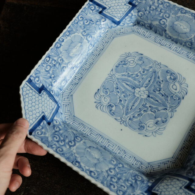 線描きで素敵 見込みにクルス花文。伊万里 花文線描き染付正方波縁大皿 骨董・antiques 江戸末期 i1 | iichi 日々の暮らしを心地よくするハンドメイドやアンティークのマーケットプレイス