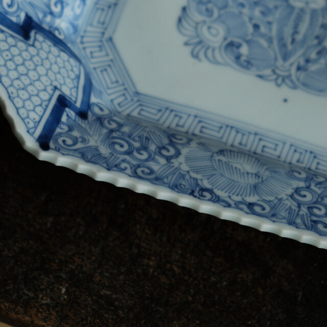 線描きで素敵 見込みにクルス花文。伊万里 花文線描き染付正方波縁大皿 骨董・antiques 江戸末期 i1 | iichi 日々の暮らしを心地よくするハンドメイドやアンティークのマーケットプレイス