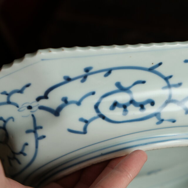 線描きで素敵 見込みにクルス花文。伊万里 花文線描き染付正方波縁大皿 骨董・antiques 江戸末期 i1 | iichi 日々の暮らしを心地よくするハンドメイドやアンティークのマーケットプレイス