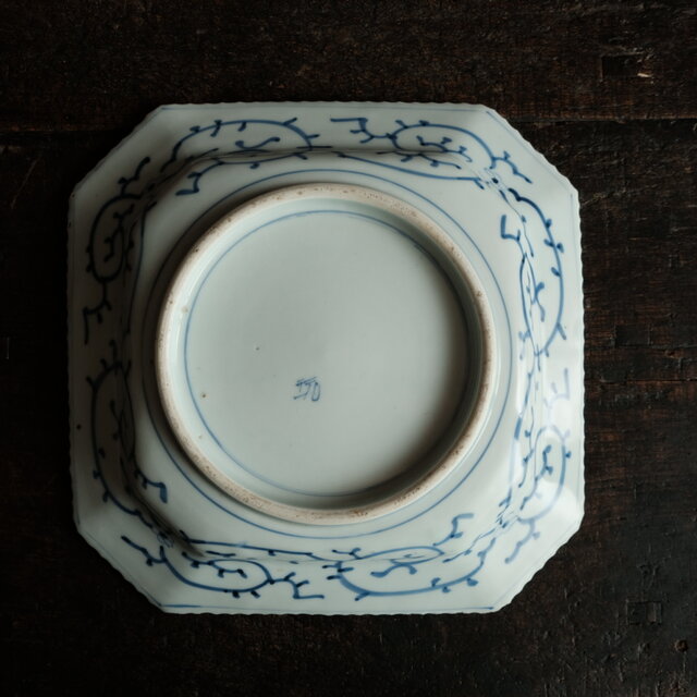 線描きで素敵 見込みにクルス花文。伊万里 花文線描き染付正方波縁大皿 骨董・antiques 江戸末期 i1 | iichi 日々の暮らしを心地よくするハンドメイドやアンティークのマーケットプレイス