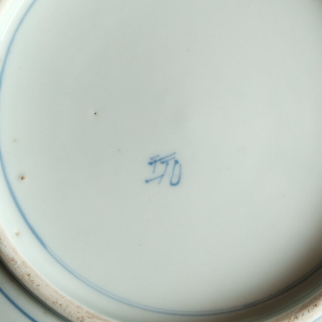 線描きで素敵 見込みにクルス花文。伊万里 花文線描き染付正方波縁大皿 骨董・antiques 江戸末期 i1 | iichi 日々の暮らしを心地よくするハンドメイドやアンティークのマーケットプレイス