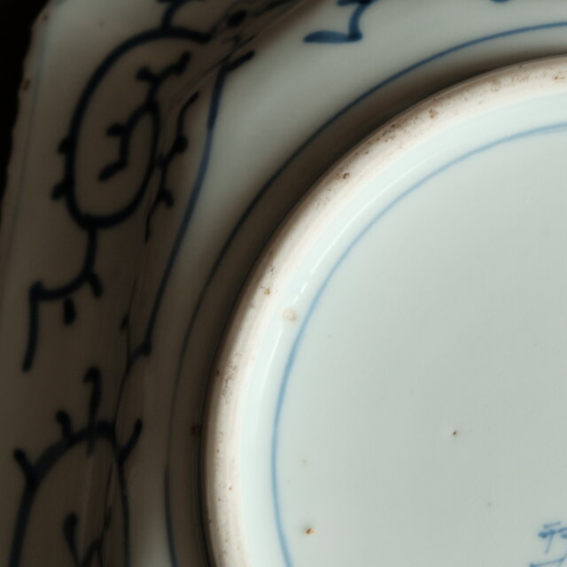 線描きで素敵 見込みにクルス花文。伊万里 花文線描き染付正方波縁大皿 骨董・antiques 江戸末期 i1 | iichi 日々の暮らしを心地よくするハンドメイドやアンティークのマーケットプレイス