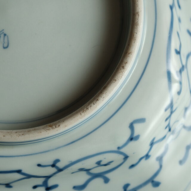 線描きで素敵 見込みにクルス花文。伊万里 花文線描き染付正方波縁大皿 骨董・antiques 江戸末期 i1 | iichi 日々の暮らしを心地よくするハンドメイドやアンティークのマーケットプレイス