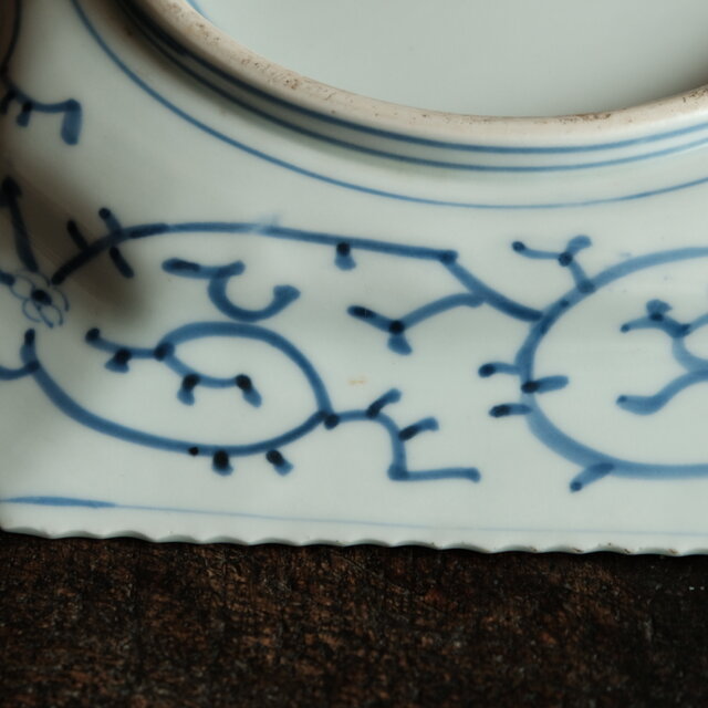 線描きで素敵 見込みにクルス花文。伊万里 花文線描き染付正方波縁大皿 骨董・antiques 江戸末期 i1 | iichi 日々の暮らしを心地よくするハンドメイドやアンティークのマーケットプレイス