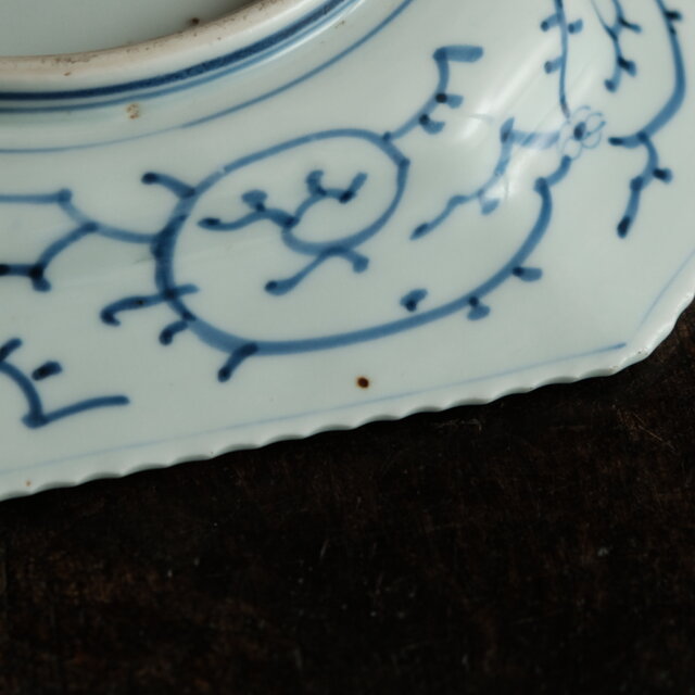 線描きで素敵 見込みにクルス花文。伊万里 花文線描き染付正方波縁大皿 骨董・antiques 江戸末期 i1 | iichi 日々の暮らしを心地よくするハンドメイドやアンティークのマーケットプレイス