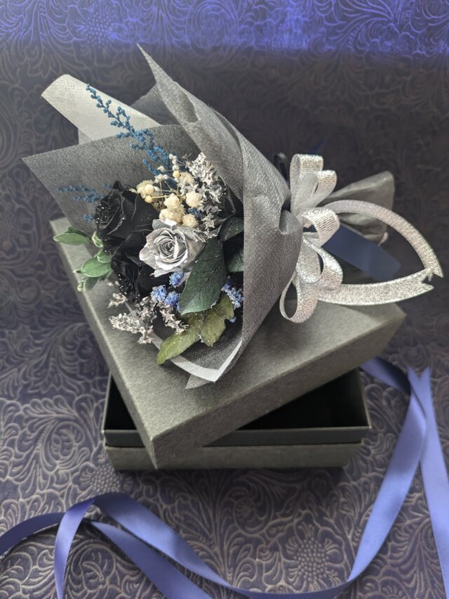 プリザーブドフラワー黒薔薇の魔法発動中シリーズ／ミニ黒薔薇とシルバーローズの魔法の花束BOX／黒執事からの贈り物 | iichi 日々の暮らしを心地よくするハンドメイドやアンティークの ...