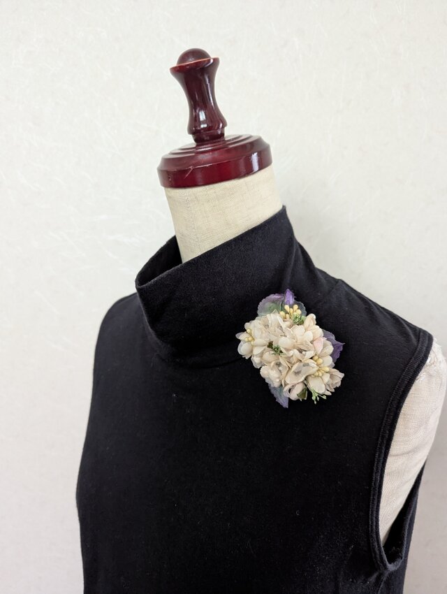 ブローチ フランスあじさい（ミルキーホワイト色）B168 | iichi 日々の暮らしを心地よくするハンドメイドやアンティークのマーケットプレイス