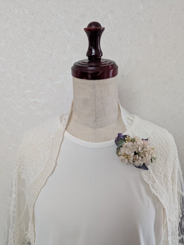 ブローチ フランスあじさい（ミルキーホワイト色）B168 | iichi 日々の暮らしを心地よくするハンドメイドやアンティークのマーケットプレイス