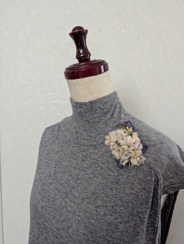 ブローチ フランスあじさい（ミルキーホワイト色）B168 | iichi 日々の暮らしを心地よくするハンドメイドやアンティークのマーケットプレイス