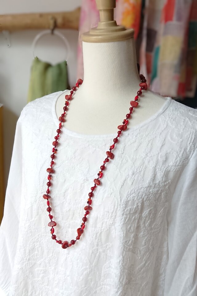 赤い実 エンドレスロングネックレス Y-2006 | iichi 日々の暮らしを心地よくするハンドメイドやアンティークのマーケットプレイス