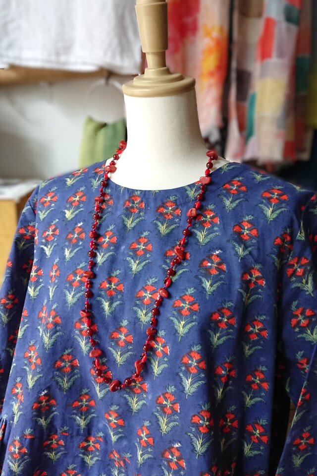 赤い実 エンドレスロングネックレス Y-2006 | iichi 日々の暮らしを心地よくするハンドメイドやアンティークのマーケットプレイス