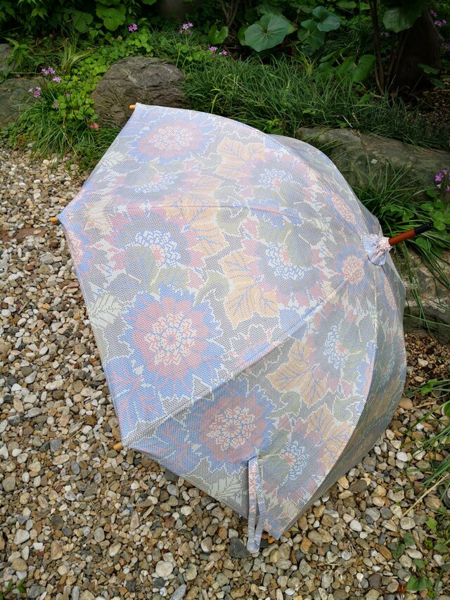 大島紬（白地草花7マルキB） | iichi 日々の暮らしを心地よくするハンドメイドやアンティークのマーケットプレイス