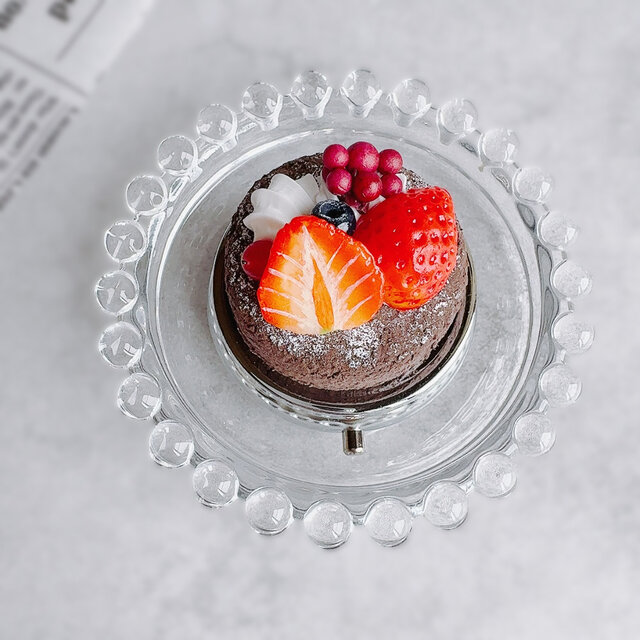 苺ガトーショコラのピルケース フェイクスイーツ | iichi 日々の暮らしを心地よくするハンドメイドやアンティークのマーケットプレイス