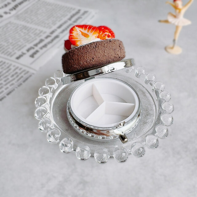 苺ガトーショコラのピルケース フェイクスイーツ | iichi 日々の暮らしを心地よくするハンドメイドやアンティークのマーケットプレイス