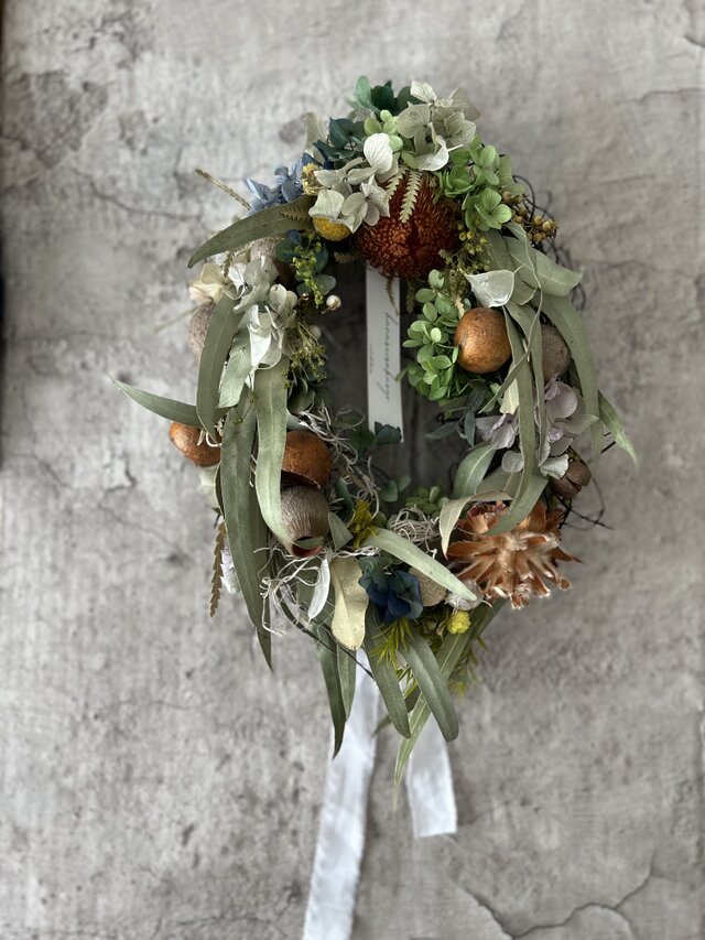 W25005 ユーカリと色々な実を楽しむリース | iichi 日々の暮らしを心地よくするハンドメイドやアンティークのマーケットプレイス
