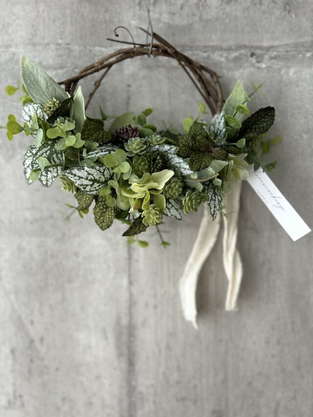 W25007 ずっと一緒に アーティフィシャルフラワーのリース | iichi 日々の暮らしを心地よくするハンドメイドやアンティークのマーケットプレイス
