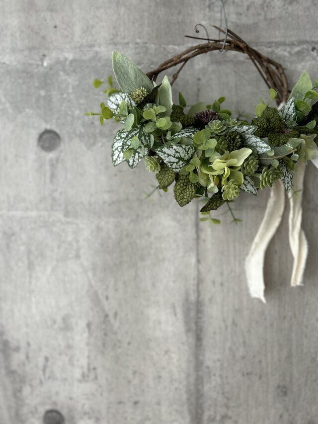 W25007 ずっと一緒に アーティフィシャルフラワーのリース | iichi 日々の暮らしを心地よくするハンドメイドやアンティークのマーケットプレイス