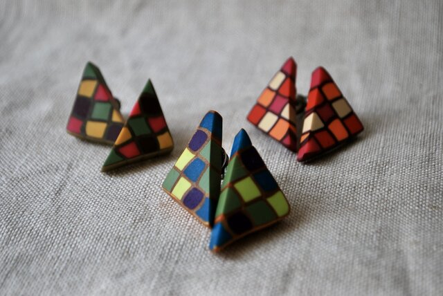 三角モザイクピアス blue green | iichi 日々の暮らしを心地よくするハンドメイドやアンティークのマーケットプレイス
