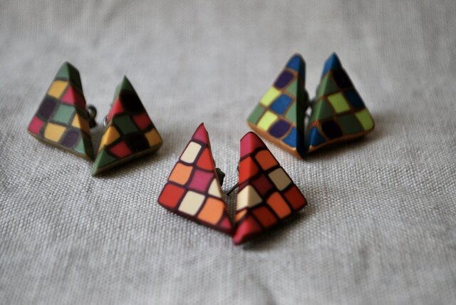 三角モザイクピアス red pink orange | iichi 日々の暮らしを心地よくするハンドメイドやアンティークのマーケットプレイス