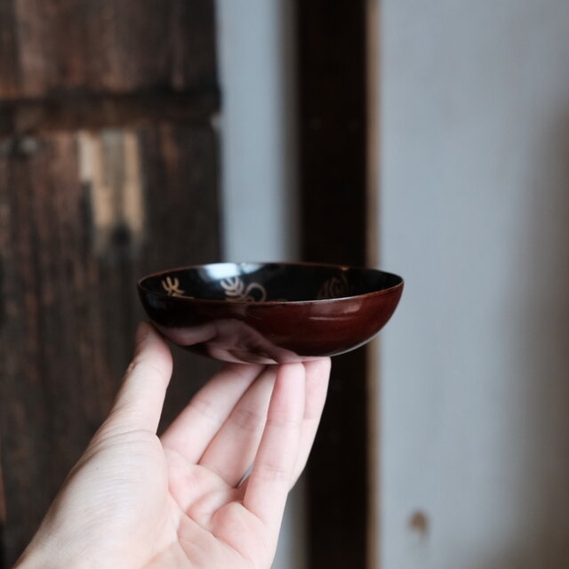 滲み出る古美術感 漢字と人物と風景。時代物漆芸蒔絵深皿 漆器 骨董/antiques 古民家 古道具 明治時代 b1 | iichi 日々の暮らしを心地よくするハンドメイドやアンティークの ...