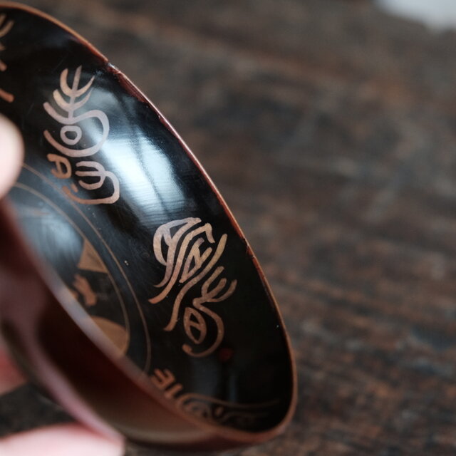 滲み出る古美術感 漢字と人物と風景。時代物漆芸蒔絵深皿 漆器 骨董/antiques 古民家 古道具 明治時代 b1 | iichi 日々の暮らしを心地よくするハンドメイドやアンティークの ...