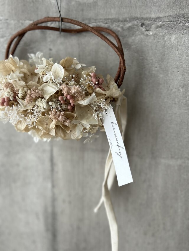 W25013 ベージュカラーのアジサイリース | iichi 日々の暮らしを心地よくするハンドメイドやアンティークのマーケットプレイス