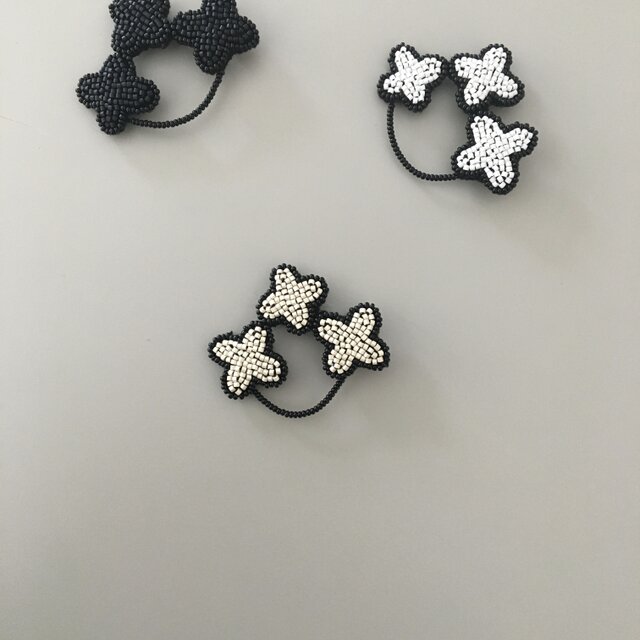 monolog 花のワルツブローチ LIGHT BEIGE | iichi 日々の暮らしを心地よくするハンドメイドやアンティークのマーケットプレイス