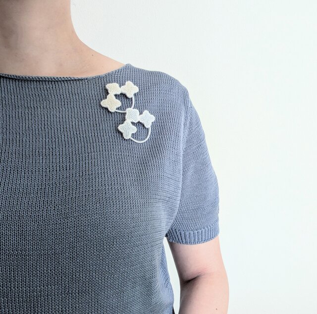 monolog 花のワルツブローチ LIGHT BEIGE | iichi 日々の暮らしを心地よくするハンドメイドやアンティークのマーケットプレイス