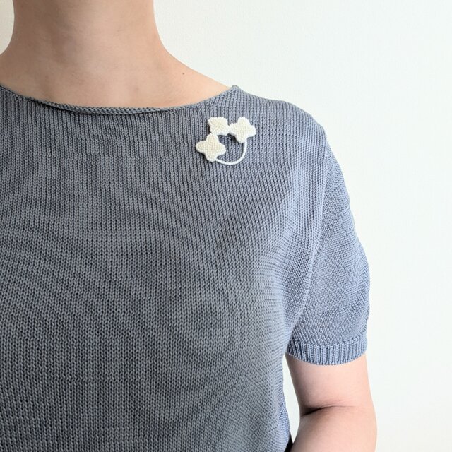 monolog 花のワルツブローチ LIGHT BEIGE | iichi 日々の暮らしを心地よくするハンドメイドやアンティークのマーケットプレイス