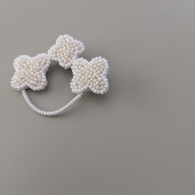 monolog 花のワルツブローチ LIGHT BEIGE | iichi 日々の暮らしを心地よくするハンドメイドやアンティークのマーケットプレイス