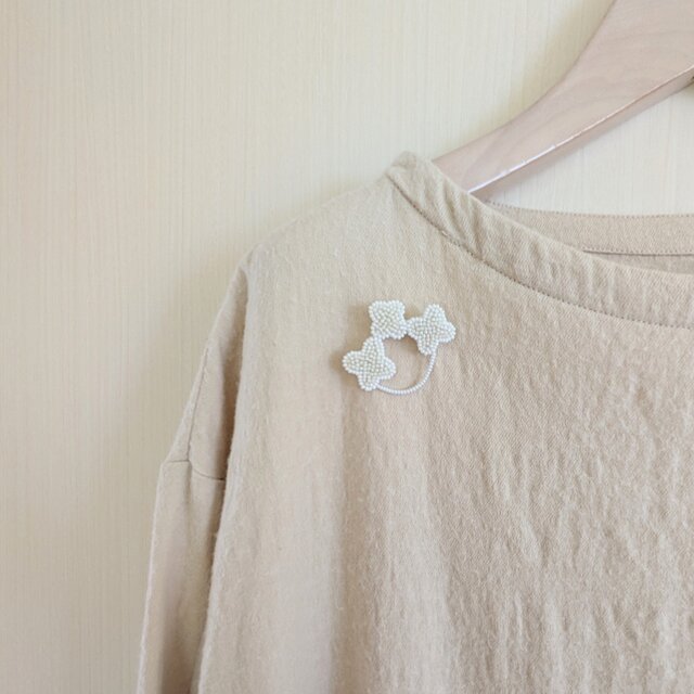 monolog 花のワルツブローチ LIGHT BEIGE | iichi 日々の暮らしを心地よくするハンドメイドやアンティークのマーケットプレイス