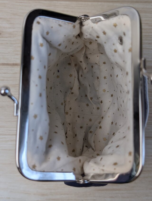 夜空に舞う雪の結晶がま口ポーチ[紺] | iichi 日々の暮らしを心地よくするハンドメイドやアンティークのマーケットプレイス