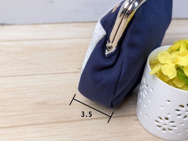 夜空に舞う雪の結晶がま口ポーチ[紺] | iichi 日々の暮らしを心地よくするハンドメイドやアンティークのマーケットプレイス