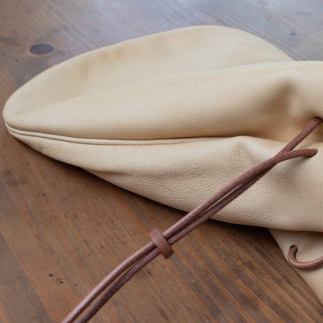 牛革巾着 手提げ袋 | iichi 日々の暮らしを心地よくするハンドメイドやアンティークのマーケットプレイス