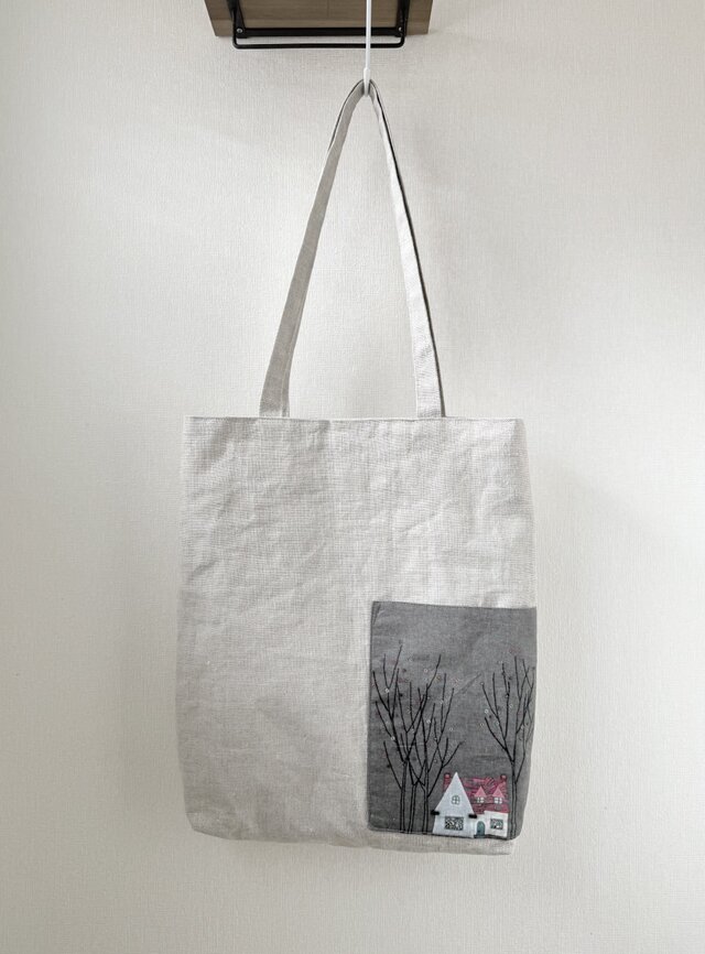A4が入るリネンのマチ付きトートバッグ（女の子刺繍プリント）肩掛け可 | iichi 日々の暮らしを心地よくするハンドメイドやアンティークのマーケットプレイス