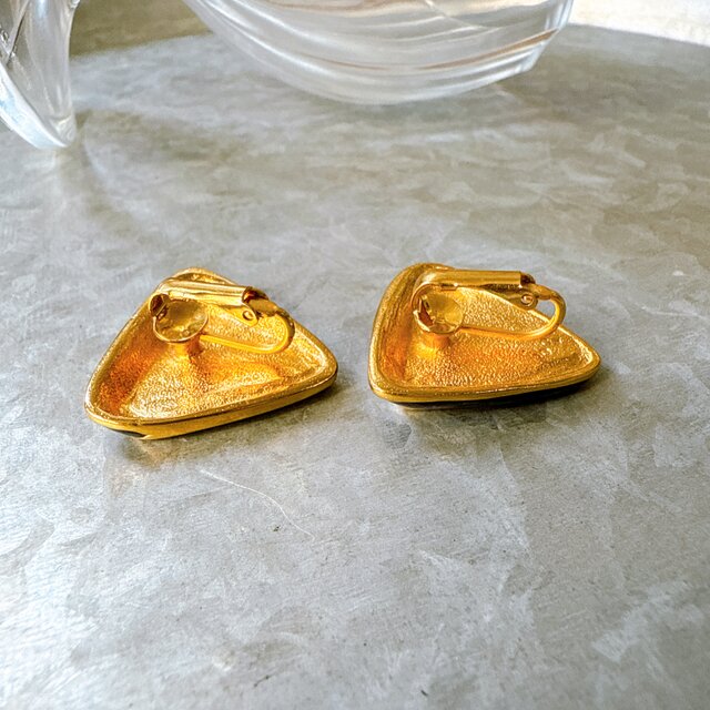 Y1134-ヴィンテージイヤリング U.S.A. 1980s Ivory & Navy Enamel Paint | iichi 日々の暮らしを心地よくするハンドメイドやアンティークの ...