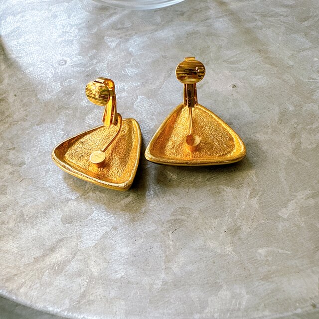 Y1134-ヴィンテージイヤリング U.S.A. 1980s Ivory & Navy Enamel Paint | iichi 日々の暮らしを心地よくするハンドメイドやアンティークの ...